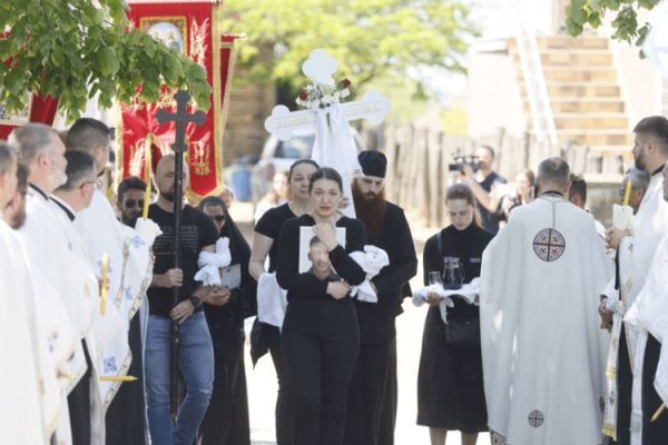 Sahranjeno troje ubijenih u selu Dubona: Sveštenici plakali dok su ...