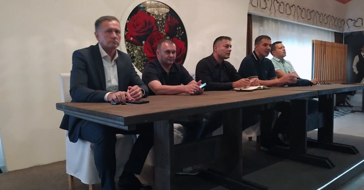 Opštinskom odboru SNSD-a Pale pristupilo više od 70 članova Demosa ...