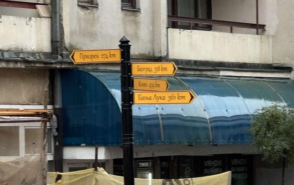 Putokazi prema Beogradu, Banjaluci, Prizrenu i Kninu u centru Pljevalja ...