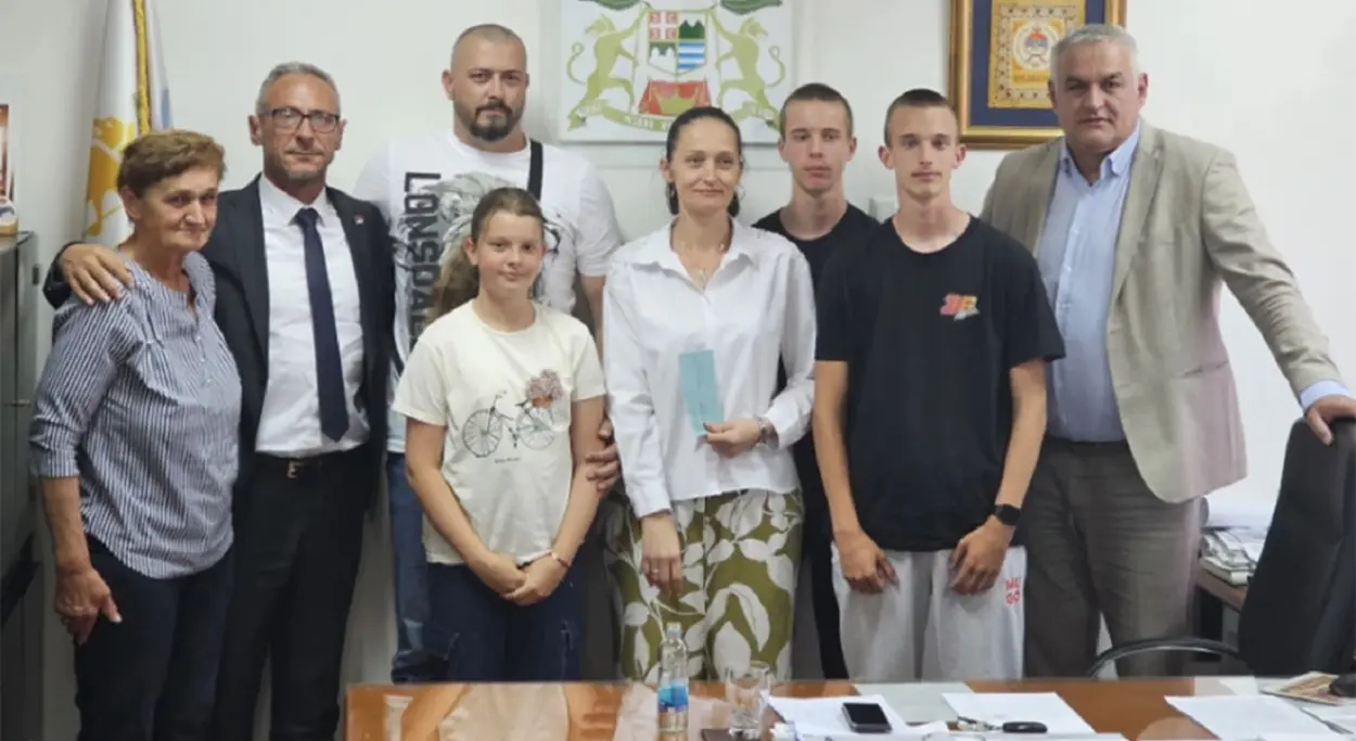 Šestočlanoj porodici poginulog borca uručeni ključevi stana | Banjaluka ...
